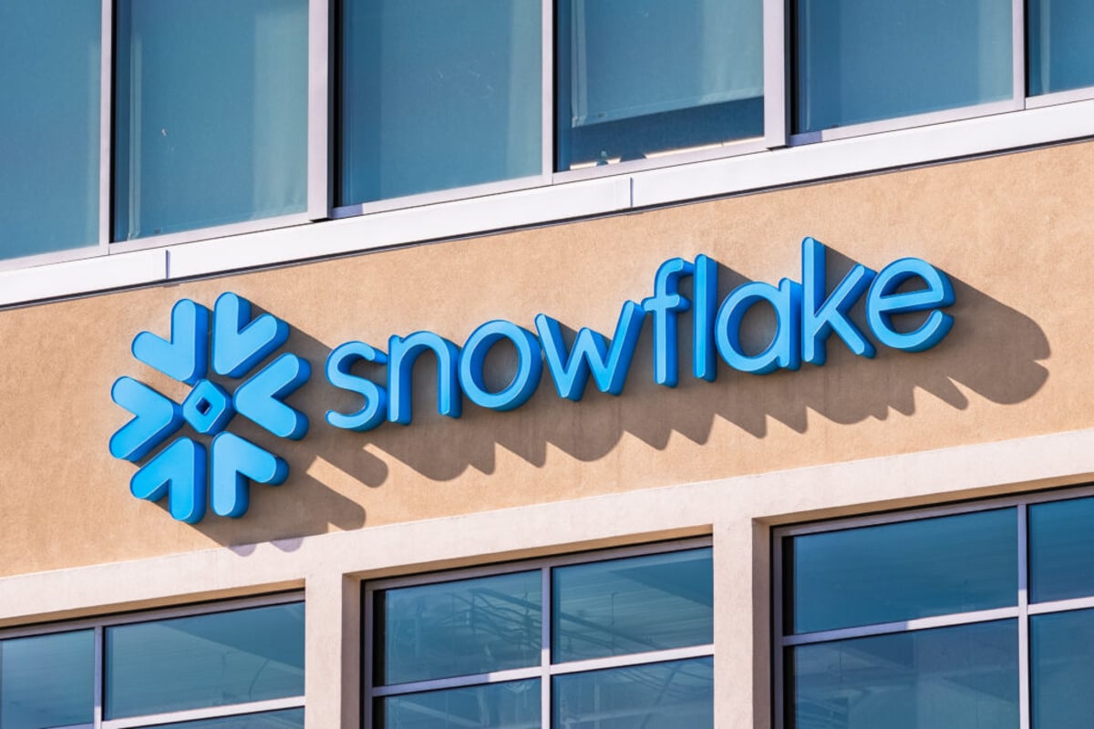 Snowflake's $1 Billion Move To Boost AI Data Cloud - Snowflake (NYSE ...